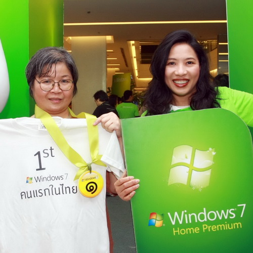 คุณป้าวัย 52 เฮ ซื้อ “วินโดวส์ 7” คนแรกในไทย