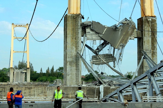 Ten dead, 33 missing after Indonesia bridge collapse