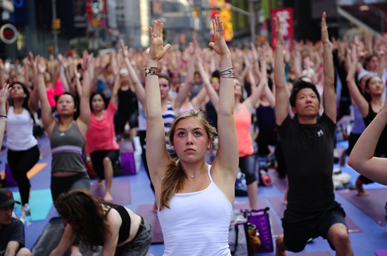 Thousands of yoga fans take over Times Square