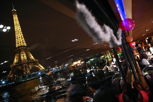 'Locks of love' bridge in Paris evacuated after railing collapse