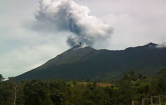 Central Philippines volcano spouts massive ash column