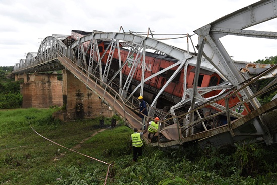Bridge collapse in Ivory Coast