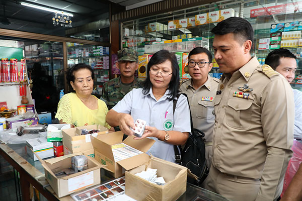 นายอำเภอสัตหีบ สนธิกำลังบุกจับอาม่าลักลอบขายยาส่วนผสม “สี่คูณร้อย”