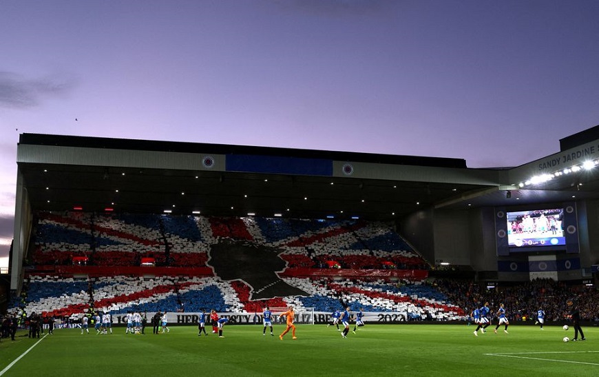 ฟังแล้วขนลุก! แฟนบอล 'เรนเจอร์ส' ร้องเพลง 'God Save the King' ส่งเสด็จ ...