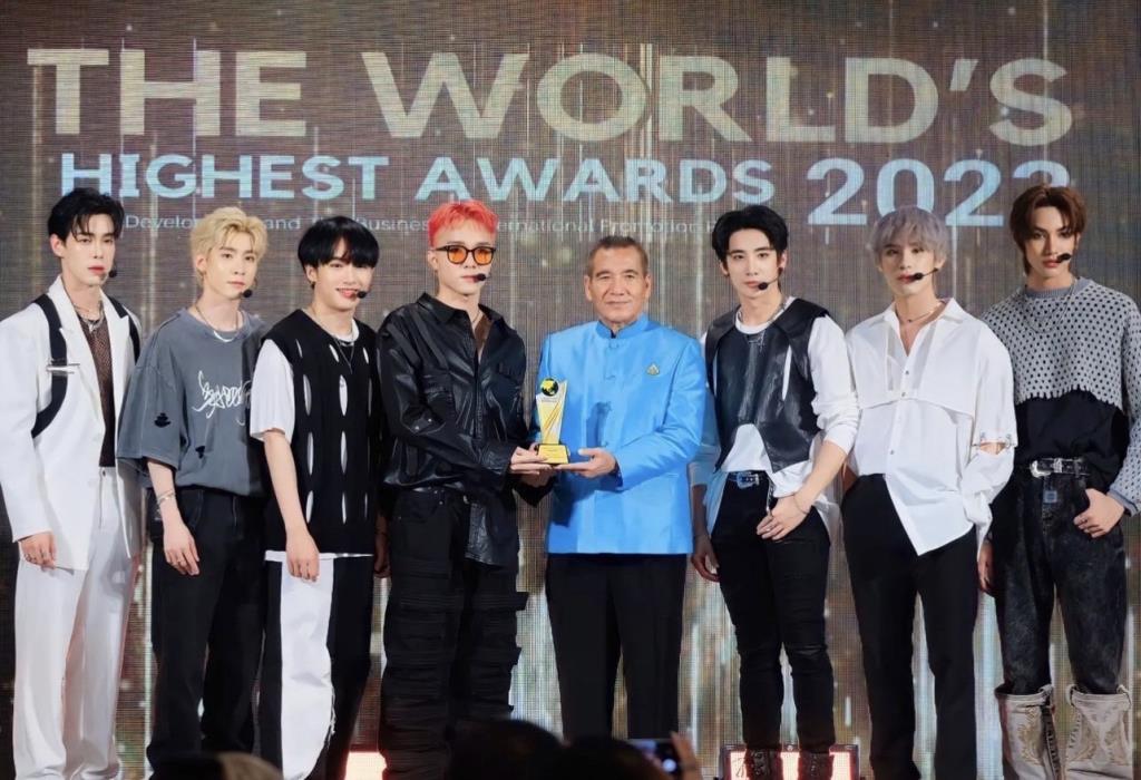 hashtax บอยแบนด์ป้ายแดงจากค่าย "M Flow Entertainment" โชว์เสต็ปความมัน ...