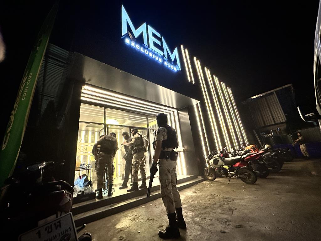 ฉก.กรมการปกครองบุกจับ “MEM PUB” ปล่อยลูกค้าเสพยา รวบนักเที่ยวฉี่ม่วง ...