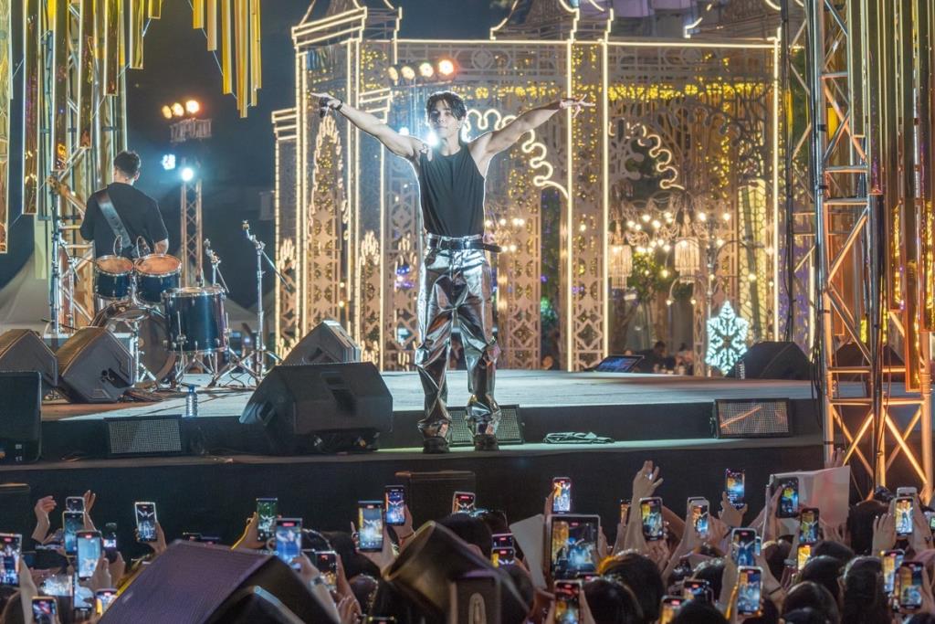 “Jeff Satur” นำทีมศิลปิน โชว์เปิดเวที “Amazing Thailand Countdown 2024 ...
