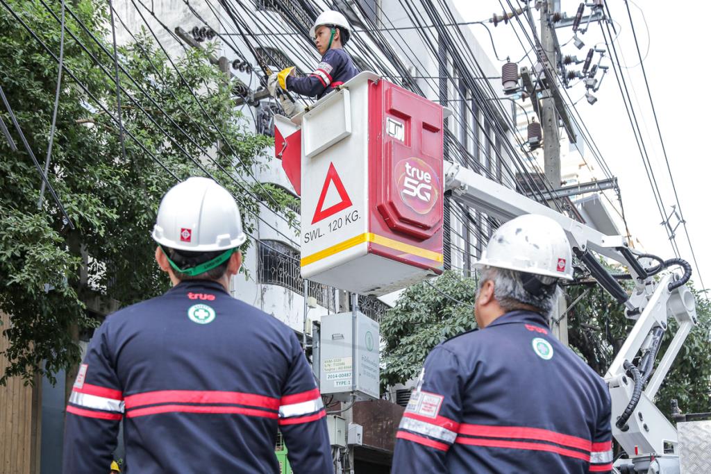 True-AIS ร่วมจัดระเบียบสายสื่อสารย่านเอกมัย