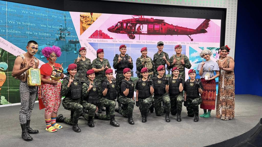 เบื้องหลังวงดนตรี Smile Army ออกรบด้วยเสียงเพลงบรรเลงไป