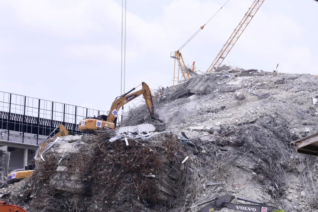 เร่งติดตั้งแบคโฮ SK-1000 ทลายปูนซากอาคาร เปิดทางเข้าชั้นบน คาดมีผู้ติดค้างอยู่ภายใน