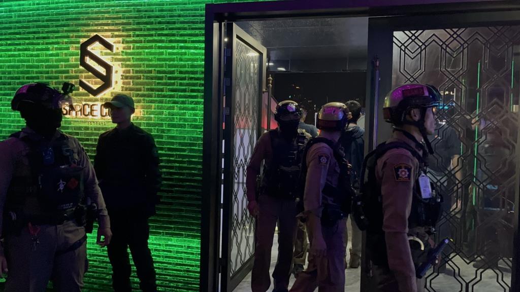 Photo Gallery บุกจับผับชาวจีนกลางเมืองพัทยาพบนักเที่ยวกว่า200คนรวบจีน ...