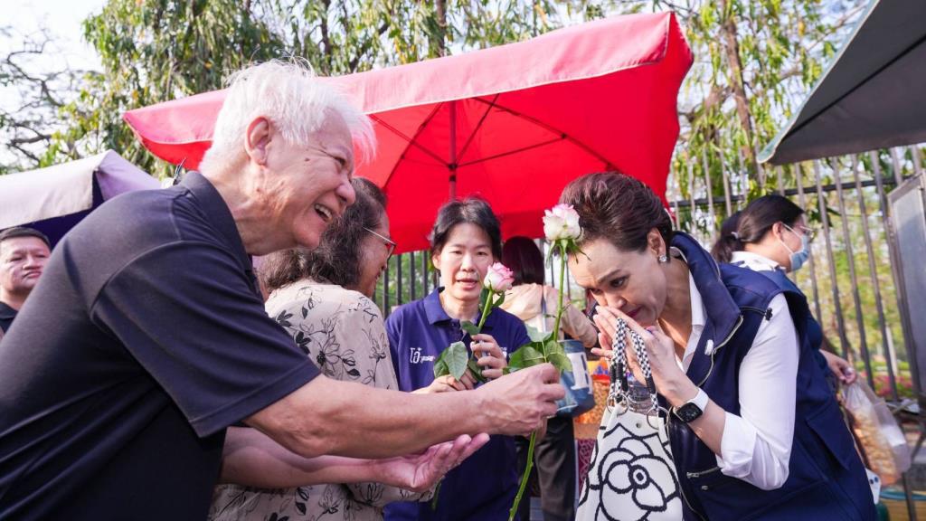 “ศุภจี” นำทีม “ภูมิใจไทย” เดินตลาดนัดสวนพฤกษชาติคลองจั่น ขอคะแนนให้ ...