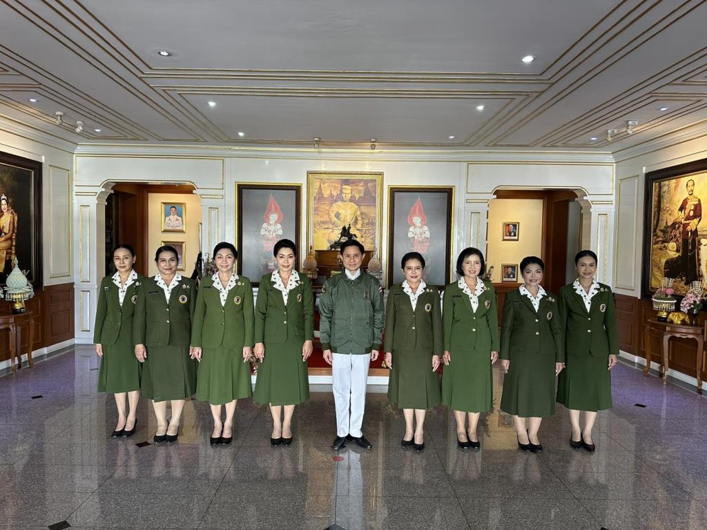 "อ.ปานเทพ" รับมอบเสื้อและสวมเสื้อแจ๊คเก็ตของกองทัพภาคที่ 2 แสดงมิตรภาพ ...